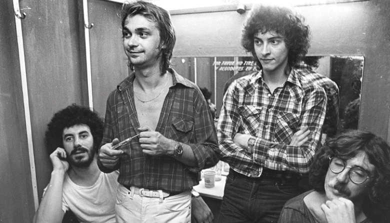 Recordamos el recital de Serú Giran en el Cine París el 10 de julio de ...