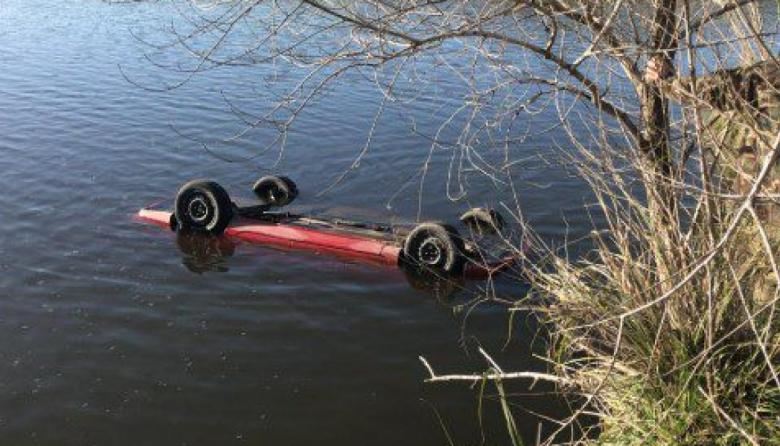 Apareció un auto flotando en Río Quequén - Noticias de Necochea